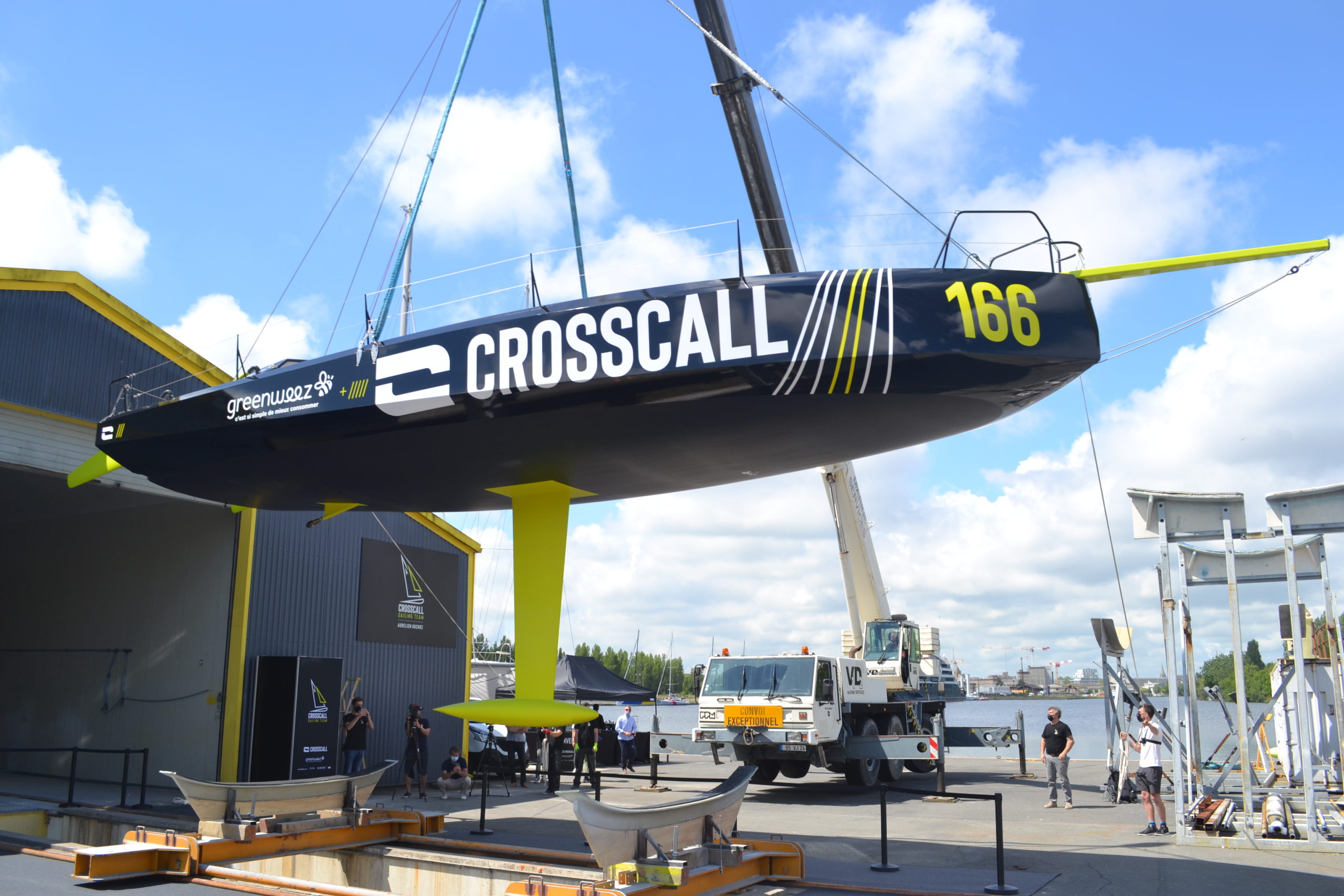 Class40. Mise à l'eau du Class40 Crosscall d'Aurélien Ducroz