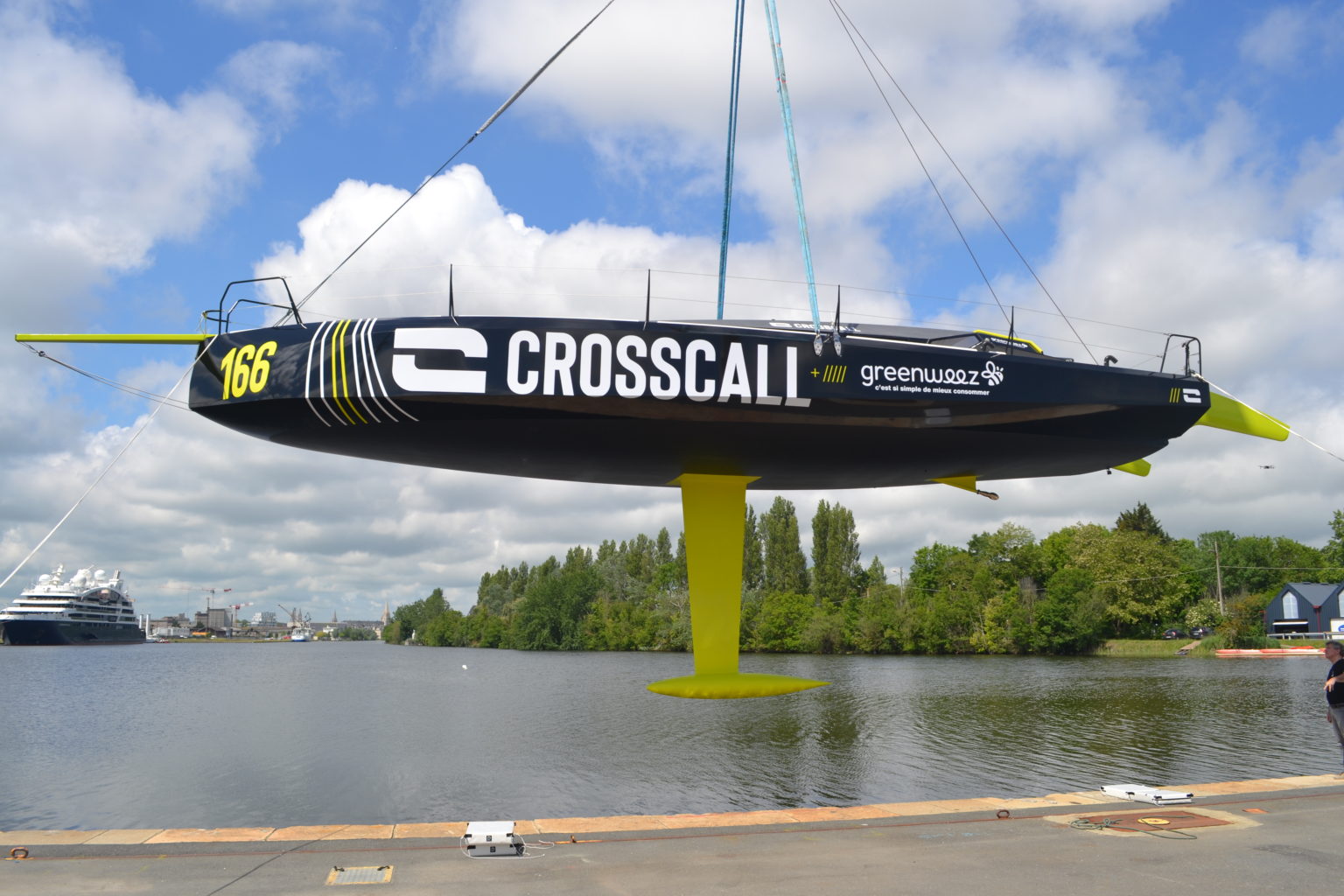 Class40. Mise à l'eau du Class40 Crosscall d'Aurélien Ducroz